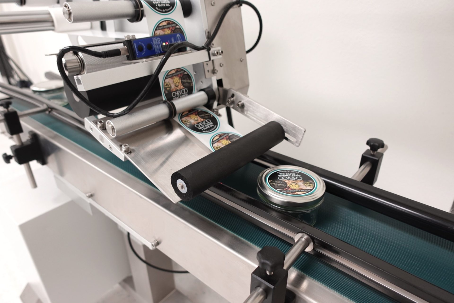 Labeling Machines | Automatic | APS 104 | Accutek Packaging