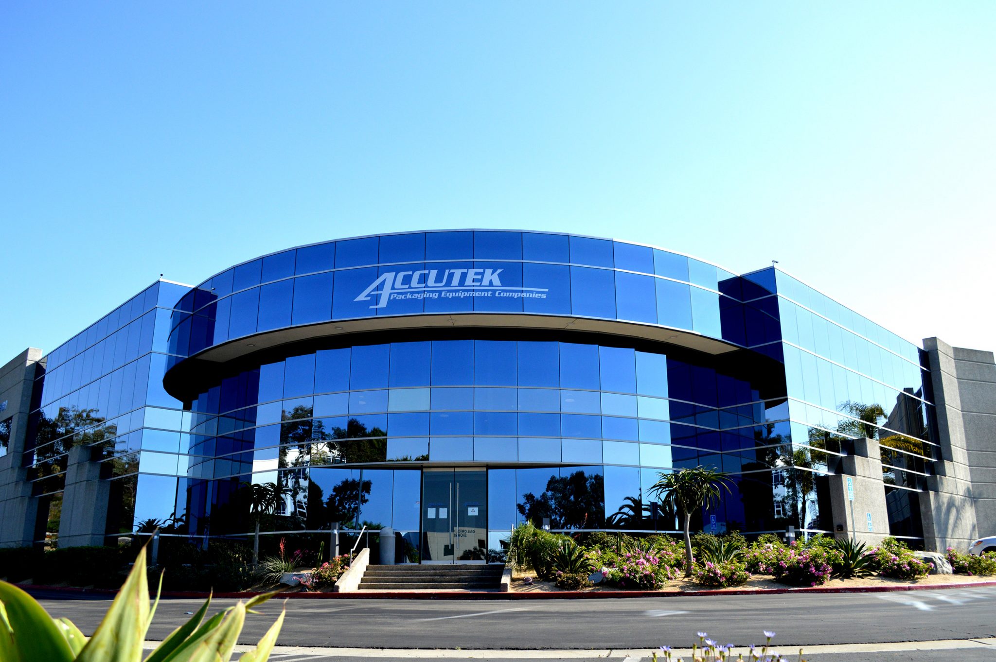 Horizontal Wrap Labeling Machine for Unstable Cylindrical Containers ...