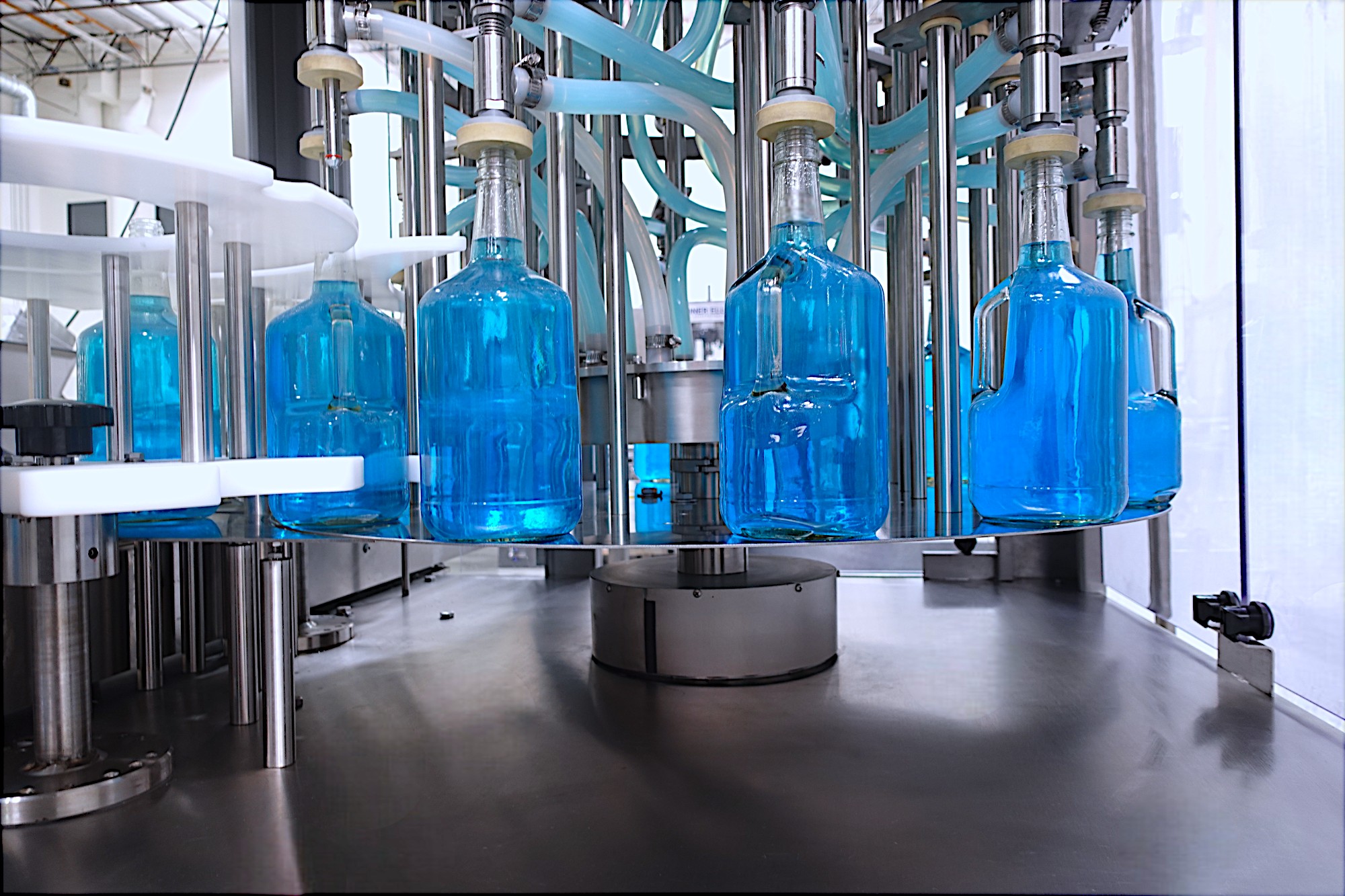 How Volumetric Bottling Machines Revolutionize Production Efficiency? - Accutek Packaging ...